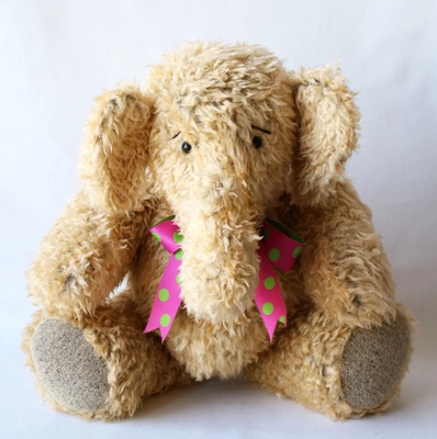 纯手工系蝴蝶结的大象