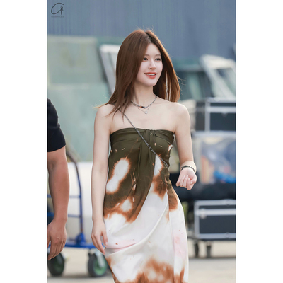 赵露思 OUDE WAAG 不对称垂坠连衣裙