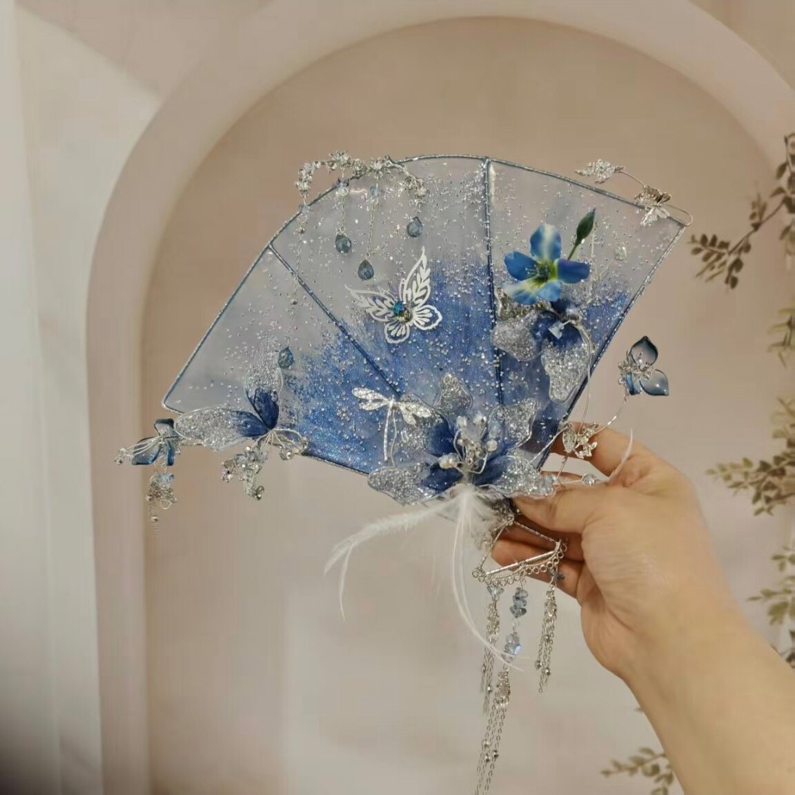 中式新娘秀禾团扇森系羽毛银蓝水凝花朵手持扇古典龙凤褂高级扇子