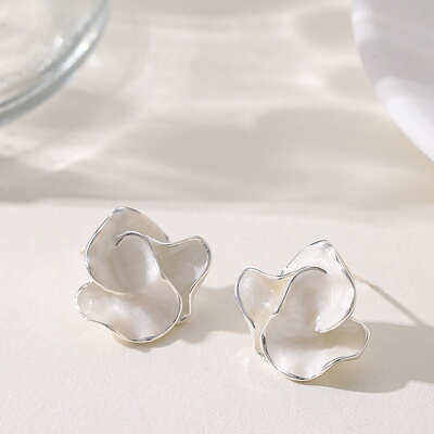 法式温柔珐琅滴釉立体花瓣耳钉