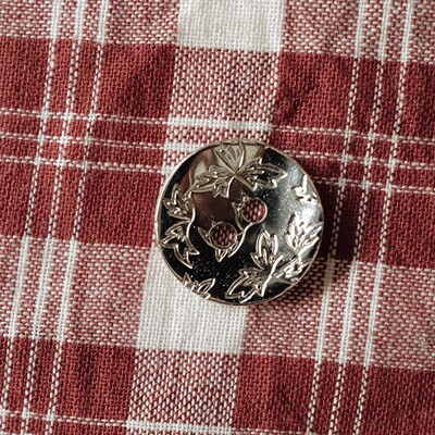 亮银色内凹猫爪草图不平整纽扣