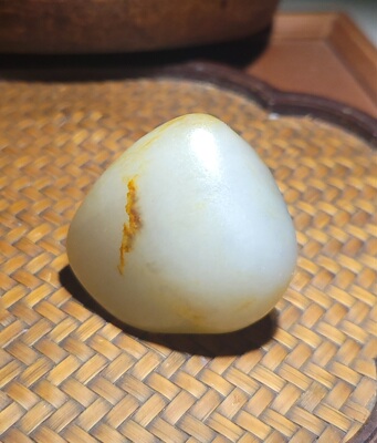 新疆的猫YQ110805 42.7克，挂油红皮可脱青的亮色高青白玉玩籽