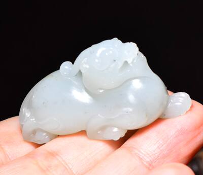 新疆的猫JJ111505  23.4克，局部聚黄皮白玉点墨籽料貔貅挂件