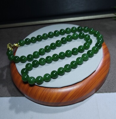 Z041601 新疆的猫50.2克R8细润油亮色泽均匀浓艳菠菜绿碧玉项链