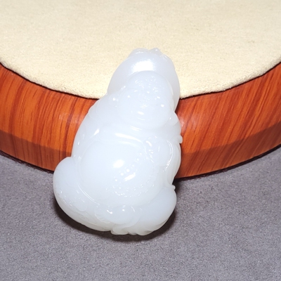 L032602 新疆的猫47.3克白度浓郁三高黑皮俄料羊脂白玉弥勒佛雕件