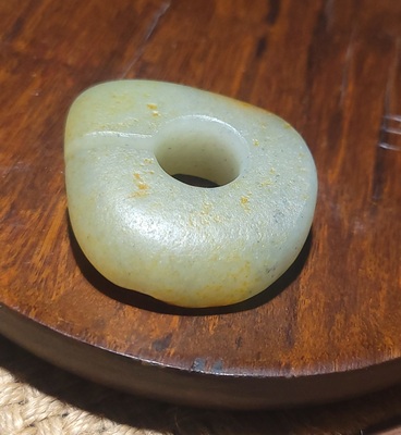 新疆的猫YQ122709 51.0克薄油金黄皮青花点墨白玉籽雕刻玉珏挂件