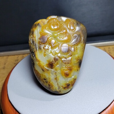 Z013101新疆的猫134.3克天然老皮色白玉独籽苏工财神佛（财富）