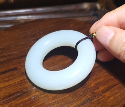 YQ012805  新疆的猫46.1克宝光感强油糯细腻且末羊脂玉玉环挂件