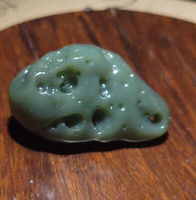 新疆的猫YQ121504 39.0克，脂粉度油润细腻的且末青玉太湖石挂坠