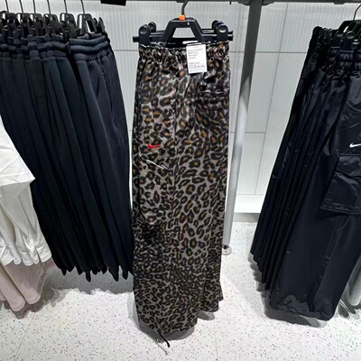 Nike耐克女子25秋冬新款休闲豹纹印花宽松舒适运动长裤IO0479-010