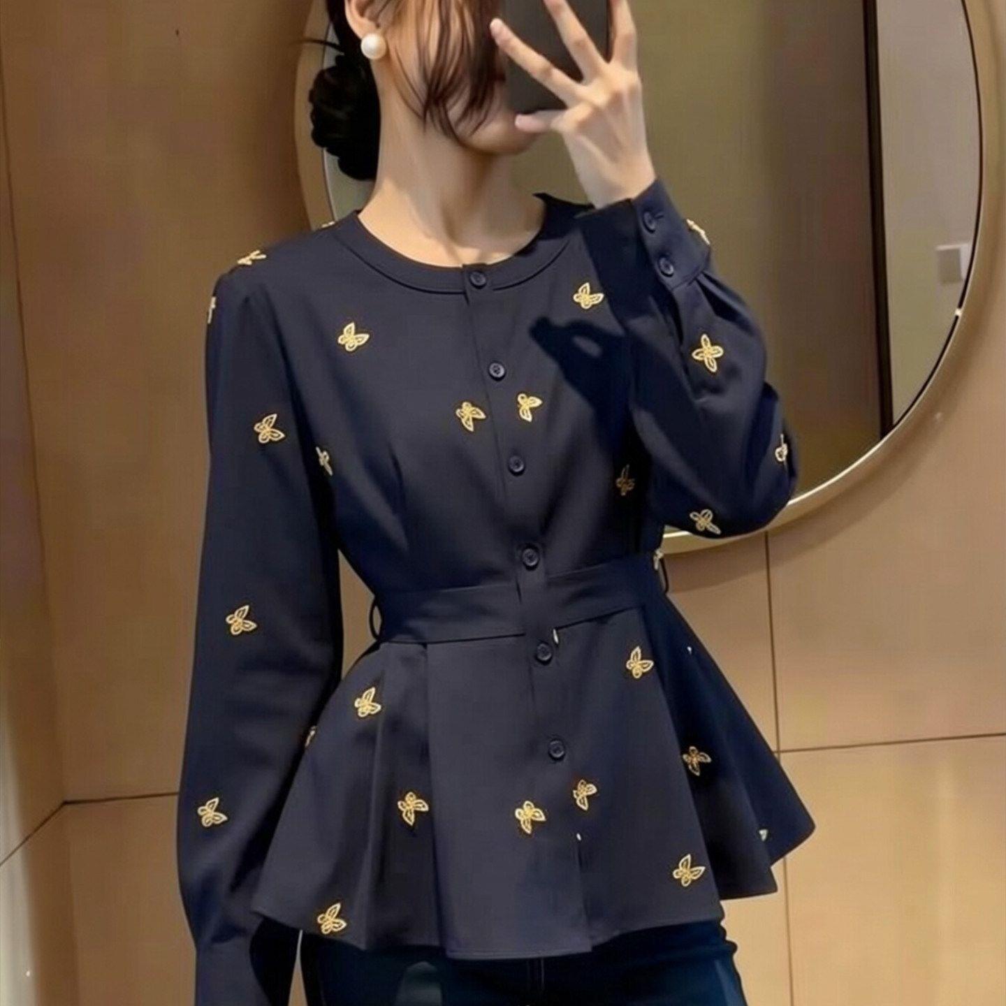 藏青色蝴蝶刺绣收腰荷叶边衬衫女2026年夏季新款显瘦百搭气质上衣