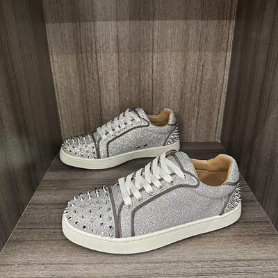 CL铆钉红底时尚休闲板鞋百搭新款