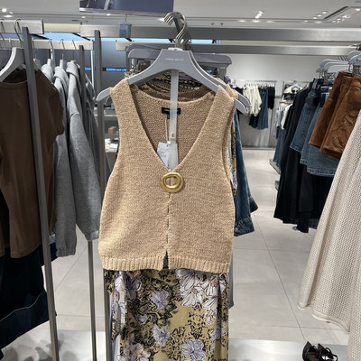 UR国内2026春季女V领造型百搭休闲设计感金扣针织衫UWA960002