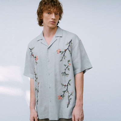 UR国内2026春季男装休闲淡雅花卉刺绣压褶开襟衬衫UML260052