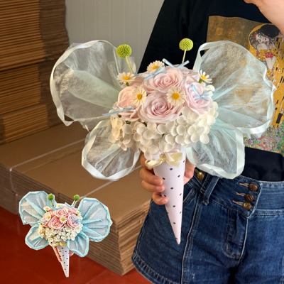 蝴蝶冰淇淋见面手持小花束~