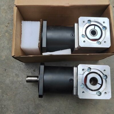 议价装机未用过的行星减速机2台型号：WPLQE080-064-可维修