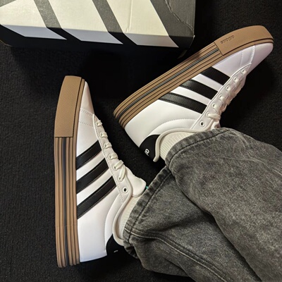 阿迪达斯舒适运动板鞋