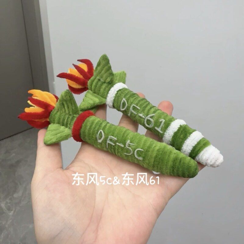 新款现货东风5C卡通毛绒扭扭棒diy震撼背包小挂件挂饰礼物钥匙扣