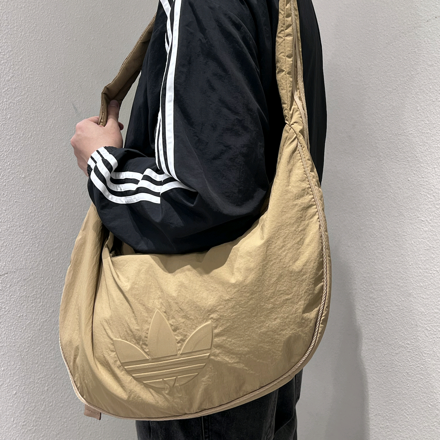 阿迪达斯三叶草男女大号三条纹云朵包运动单肩包手提包挎包JX4075