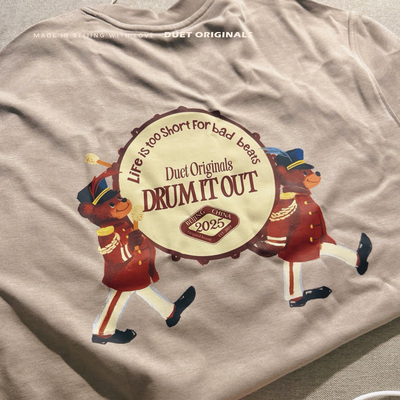 2025duet原创 熊扛鼓亲肤休闲后背印花短袖T恤