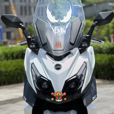 适用25款三阳巡戈Cruisym250摩托车头改装配件财神爷毒液风挡贴纸