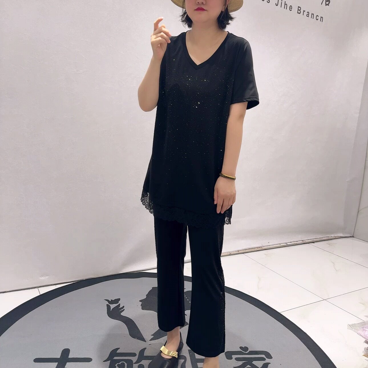 5302芮娜依莲夏款新品v领拼接蕾丝上衣搭配时尚亮钻裤两件套大码