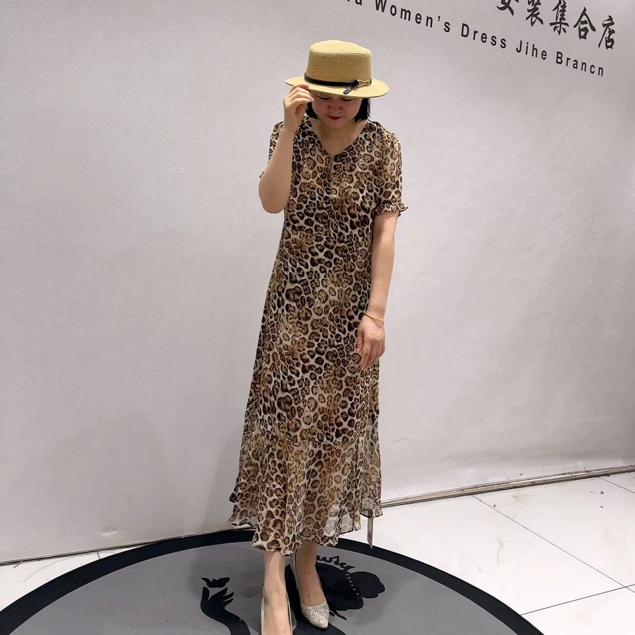 5381芮娜依莲夏款新品v领女人味洋气单层时尚豹纹连衣裙大码女装