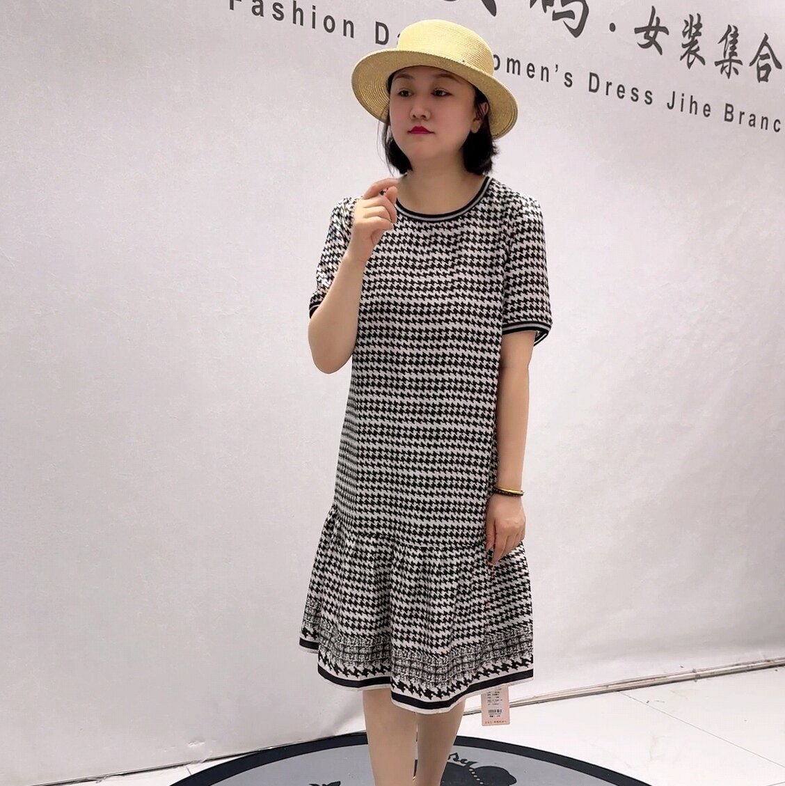5212芮娜依莲夏款新品圆领遮肉显瘦时尚洋气减龄连衣裙加大码女装
