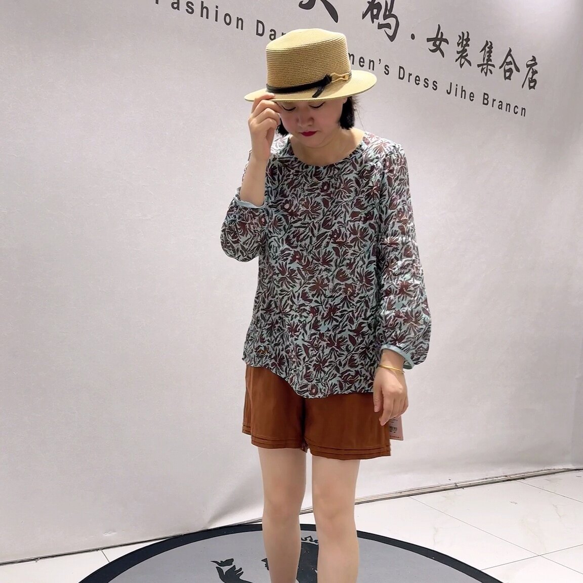 5325芮娜依莲夏款新品防晒袖遮肉显瘦花色单层气质衫加大码女装