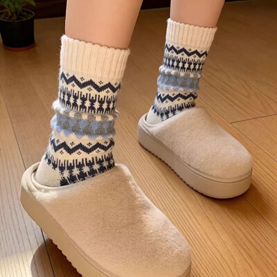 冬季雪地靴配费尔岛女中筒羊毛袜