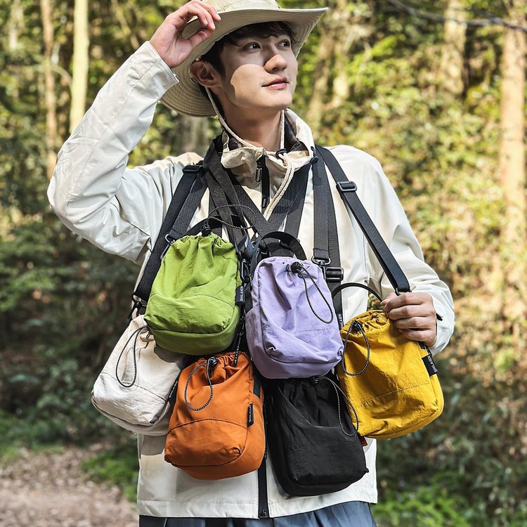 运动水壶包包女2025新款轻便旅行斜挎小包男户外水杯包休闲手机包