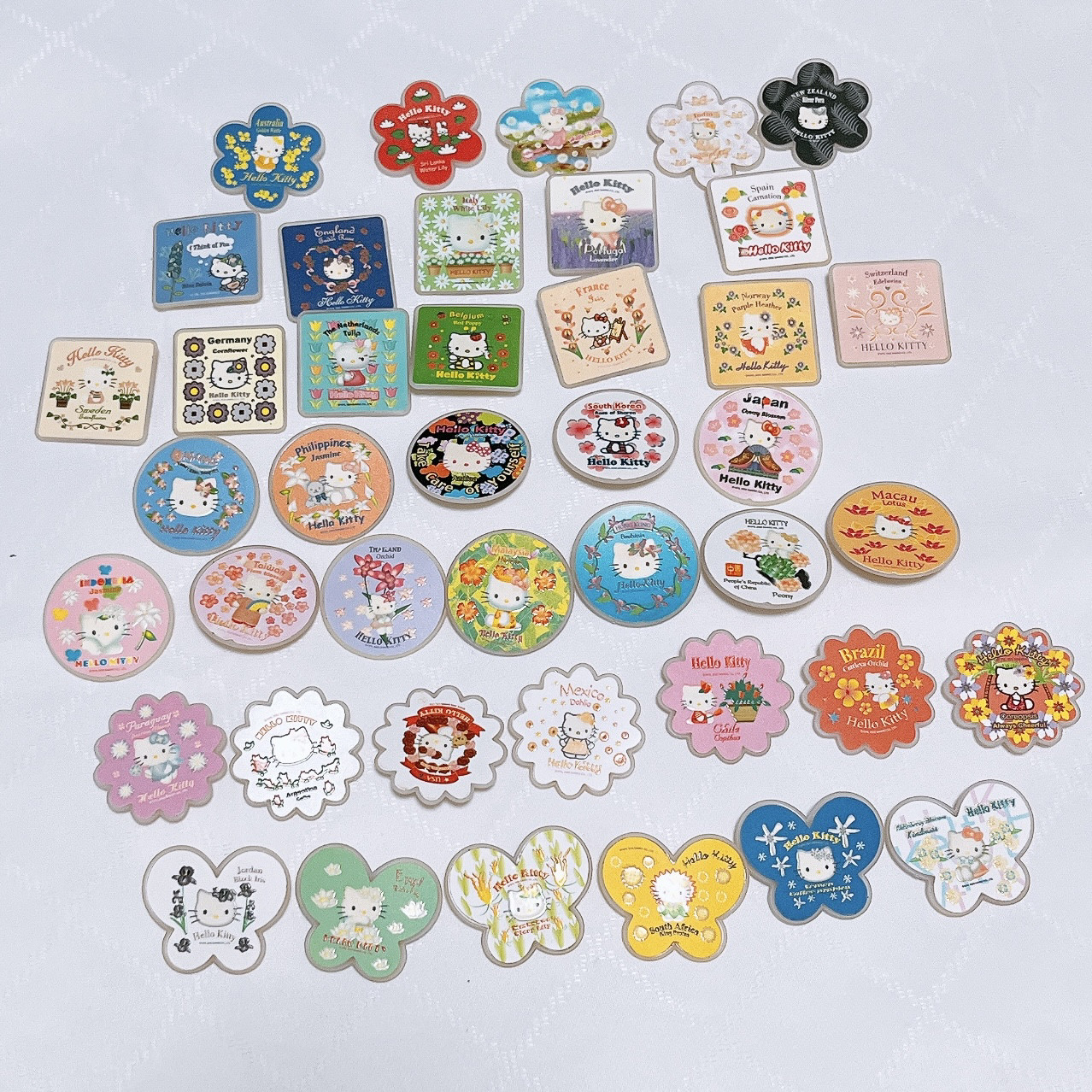 打包42枚Hello Kitty环游花花世界徽章胸章别针胸针特别版