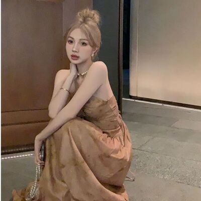 挂脖V领A字收腰显瘦连衣裙