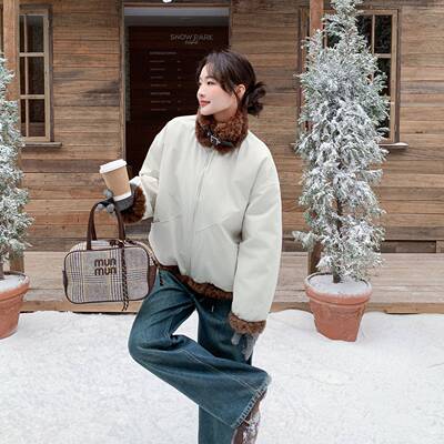 米色系韩羊羔毛拼接派克羽绒服女20C006-81725冬季保鸭暖加厚90白