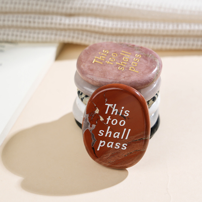 天然石英石椭圆掌心石刻字款