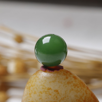 新疆和田玉籽料碧玉菠菜绿圆珠