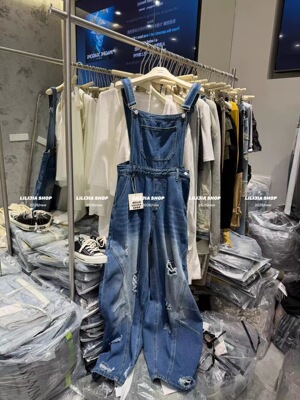 2026春季时尚百搭宽松显瘦设计感破洞背带裤休闲牛仔裤女