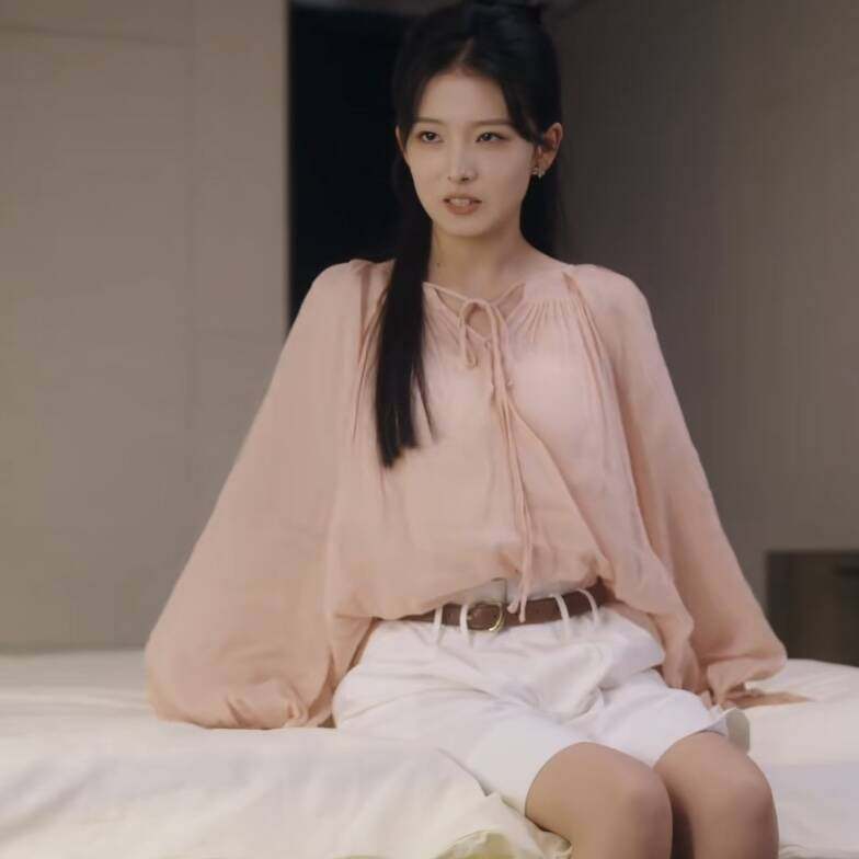 原版短剧盛夏芬德拉华文婷同款衬衫上衣v领灯笼袖衬衣短裤女衣服