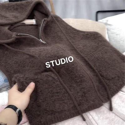 咖色韩系连帽设计双口袋针织马甲女2025秋冬新款宽松百搭大码上衣