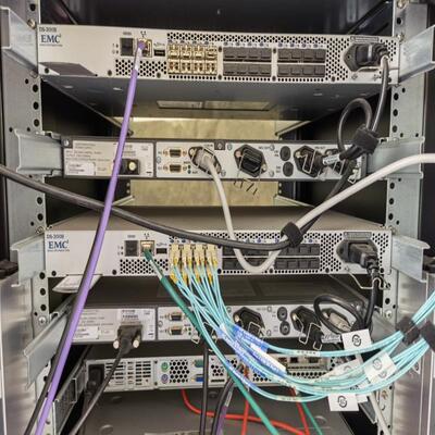 EMC DS-300B 光纤交换机 EM-320-0008 100-652-065 Brocade 300