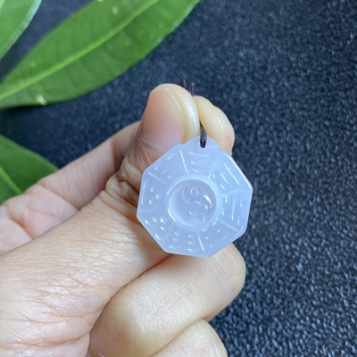 缅甸冰种纯白色可旋转八卦翡翠A货玉吊坠 0191