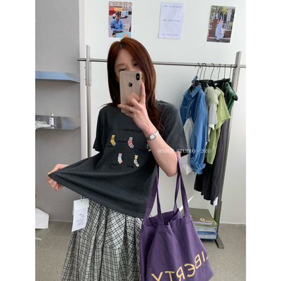 奶思家NICE STUDIO-2026春季小个子韩系趣味袜子刺绣短袖T恤L8808