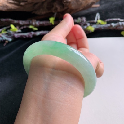 8月新品 鸿玉翡翠55圈口冰种冰晴绿正圈玉手镯女款正品6A80812