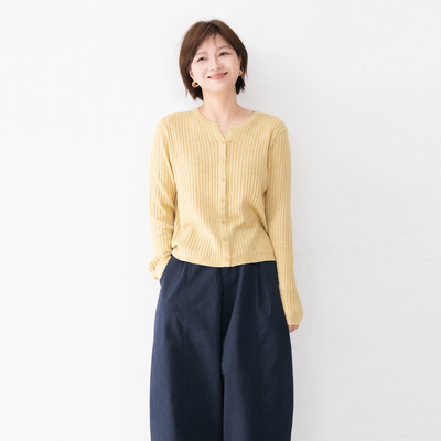 含绵羊毛小V领竖坑条针织开衫