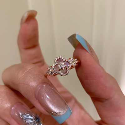 今饰有约天然粉贝母四叶草戒指