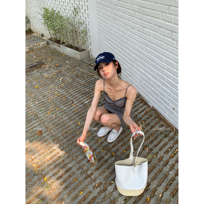 亚麻色格子女V领收腰短款连衣裙