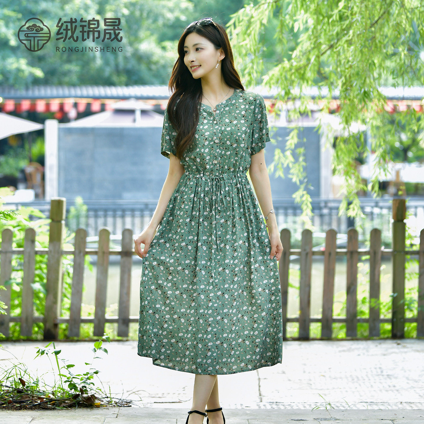 2026夏季新款棉绸连衣裙女时尚修身显瘦中长款旅游度假人造棉裙子