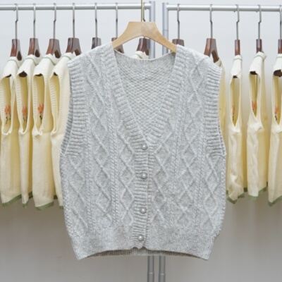 V领麻花针织开衫马甲女