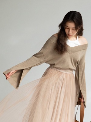 出众风侧开衩露肩挂脖打底针织衫