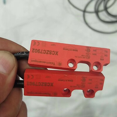 议价施耐德安全门磁开关，型号XCSZC7902，图片实拍，拆机商